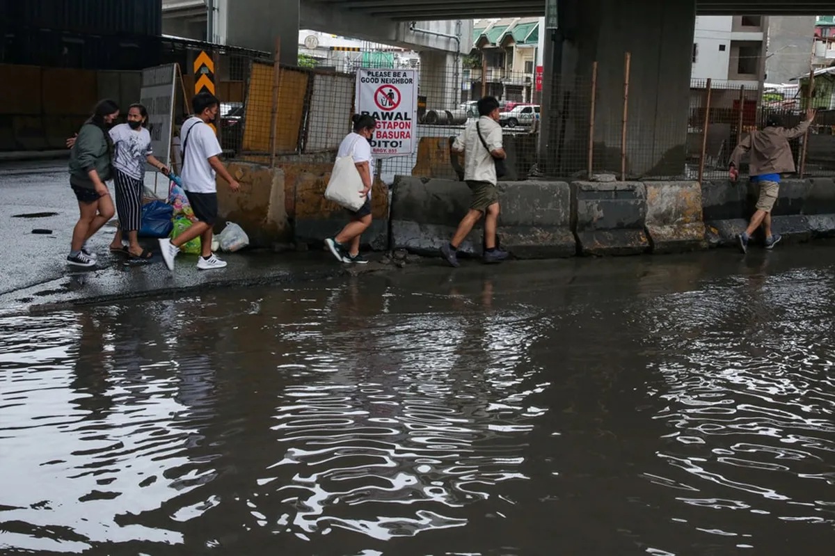 Flooding hits parts of Metro Manila, nearby areas amid heavy rains | ABS-CBN News