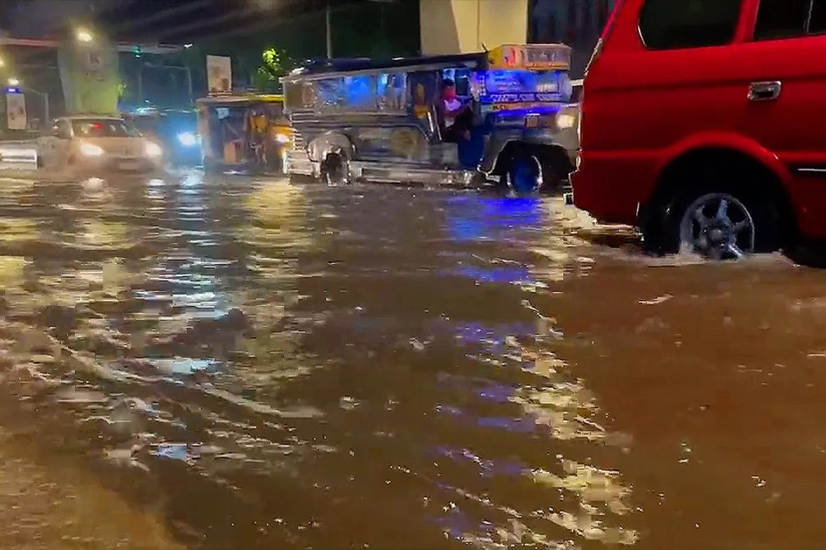 Floods swamp parts of Manila | ABS-CBN News