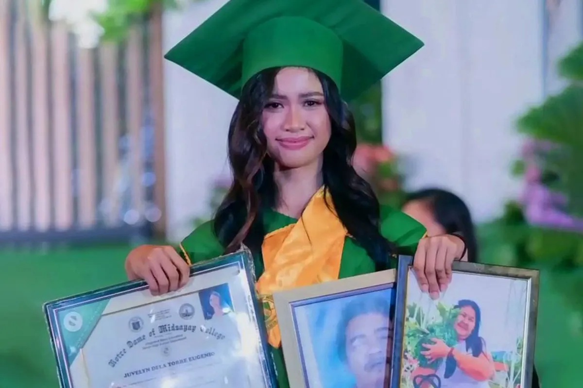 Senior high student nagmartsa dala ang larawan ng mga yumaong magulang ...