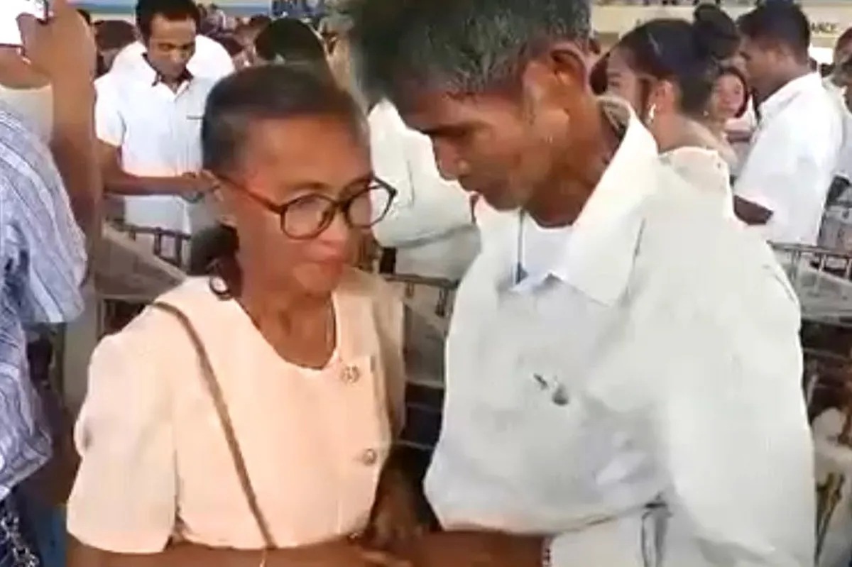 Nagsimulang text mates: Lolo at lola, nagpakasal ngayong Valentine's ...