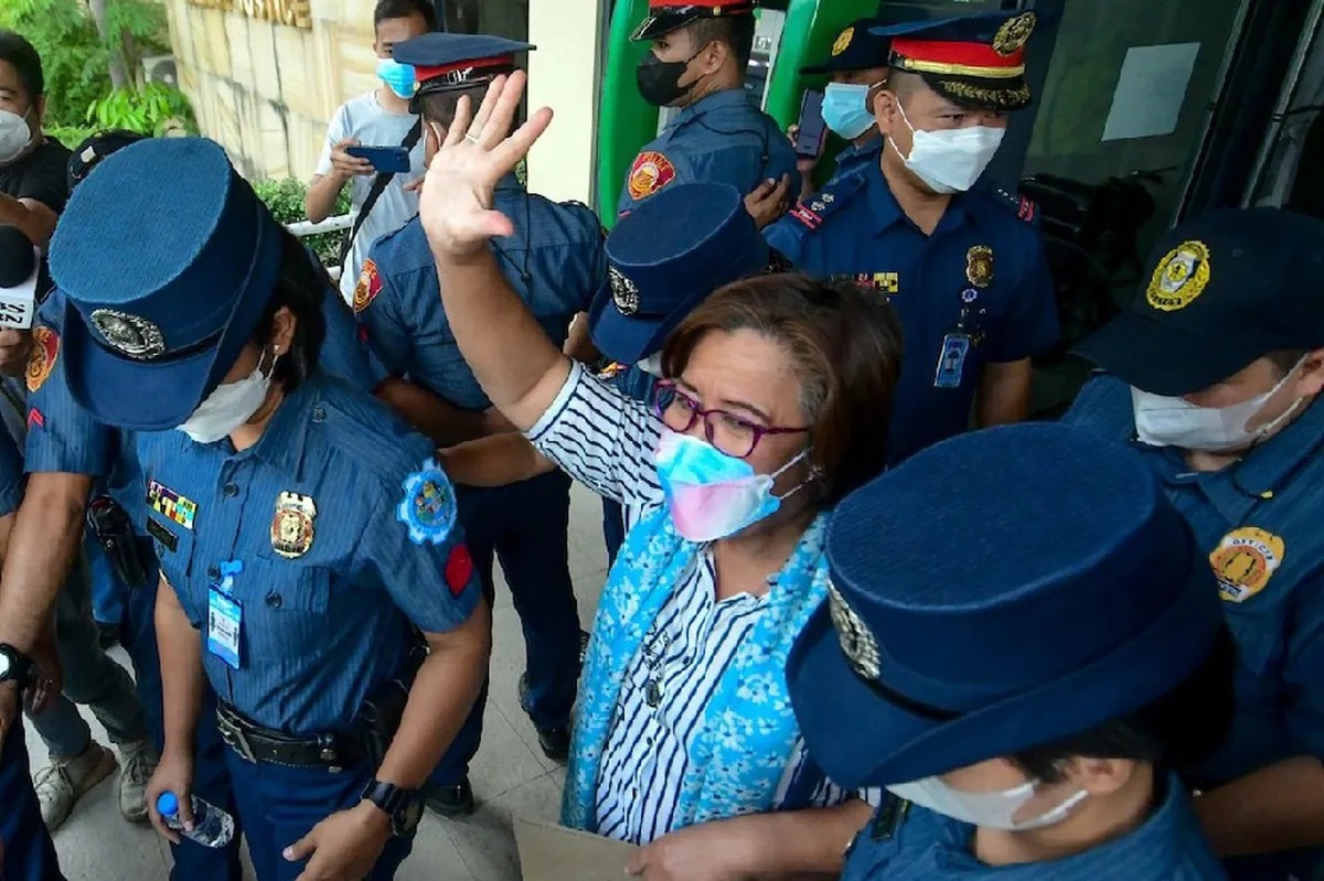De Lima muling humarap sa pagdinig ng illegal drug case sa Muntinlupa ...