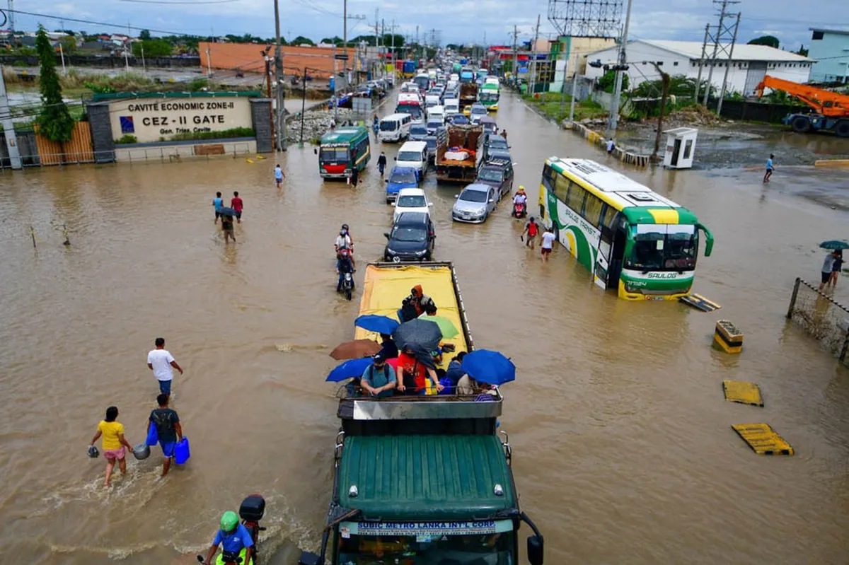 LOOK: Stranded passengers endure flood and traffic in Cavite | ABS-CBN News