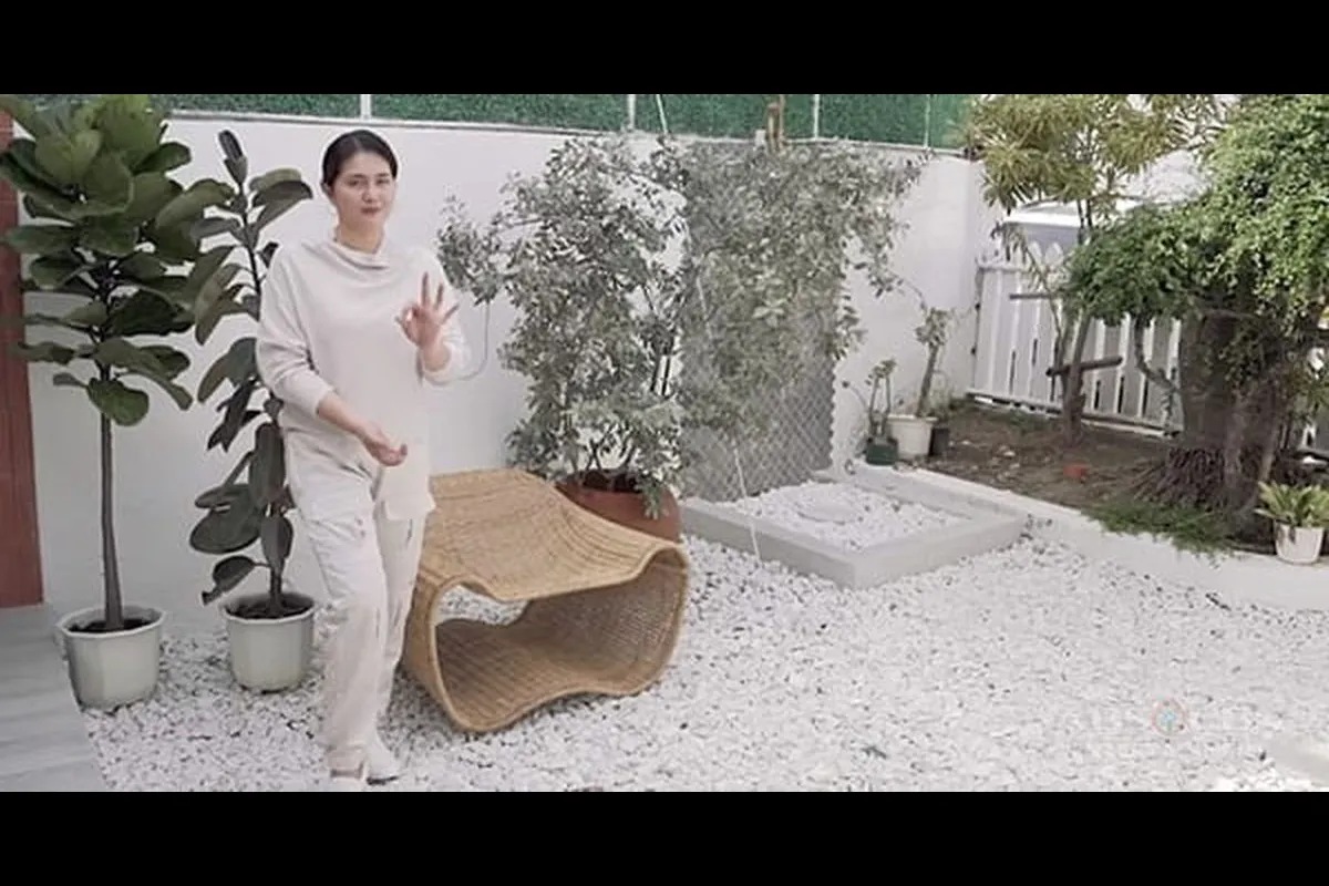 Dimples shows stunning pool area, cozy cabana in first part of ...