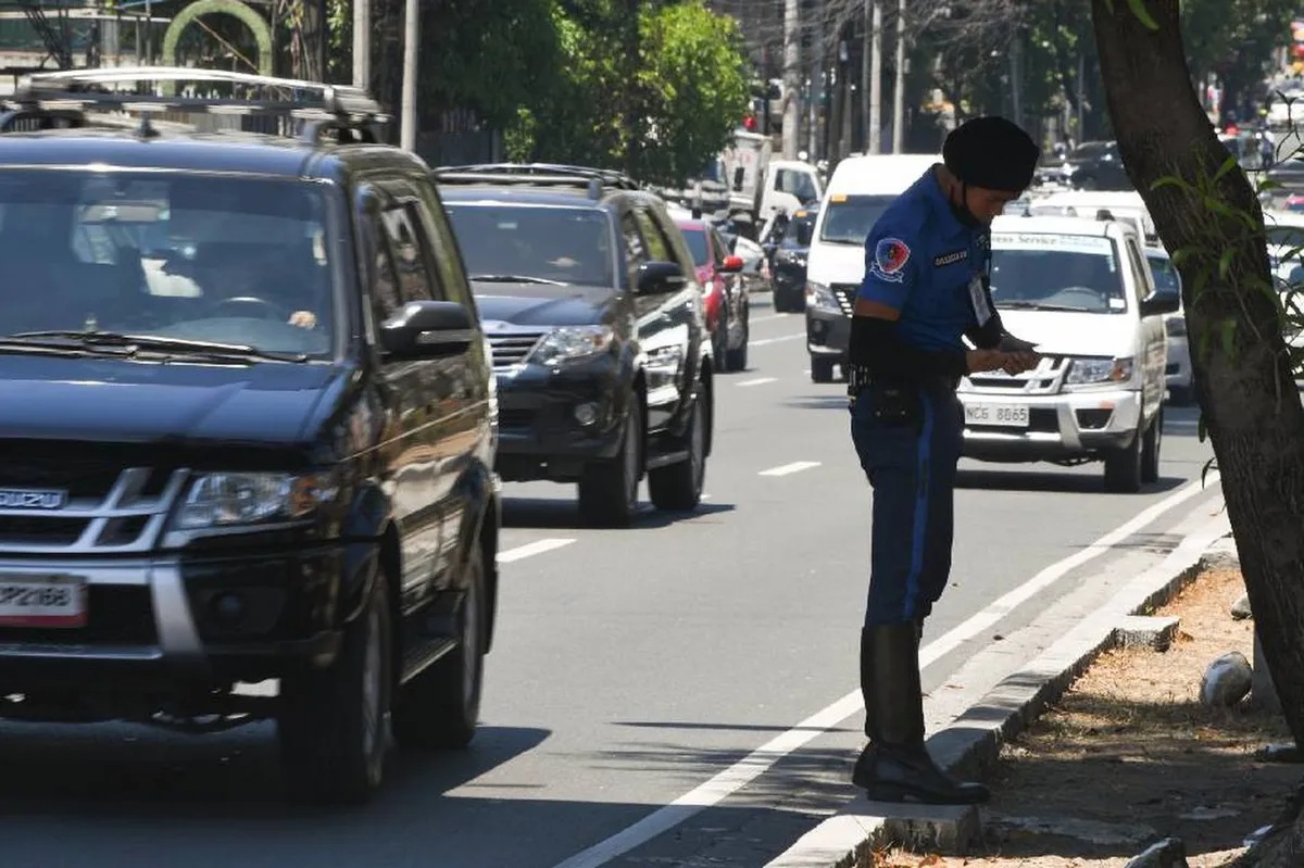 Traffic enforcers, street sweepers to get 30-minute 'heat stroke break ...