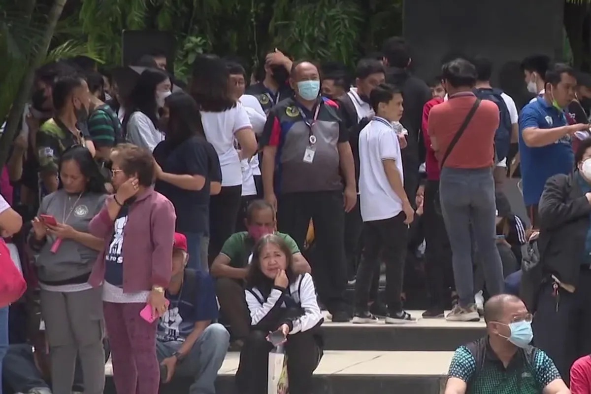 Ilang empleyado lumikas, train lines tumigil dahil sa lindol | ABS-CBN News