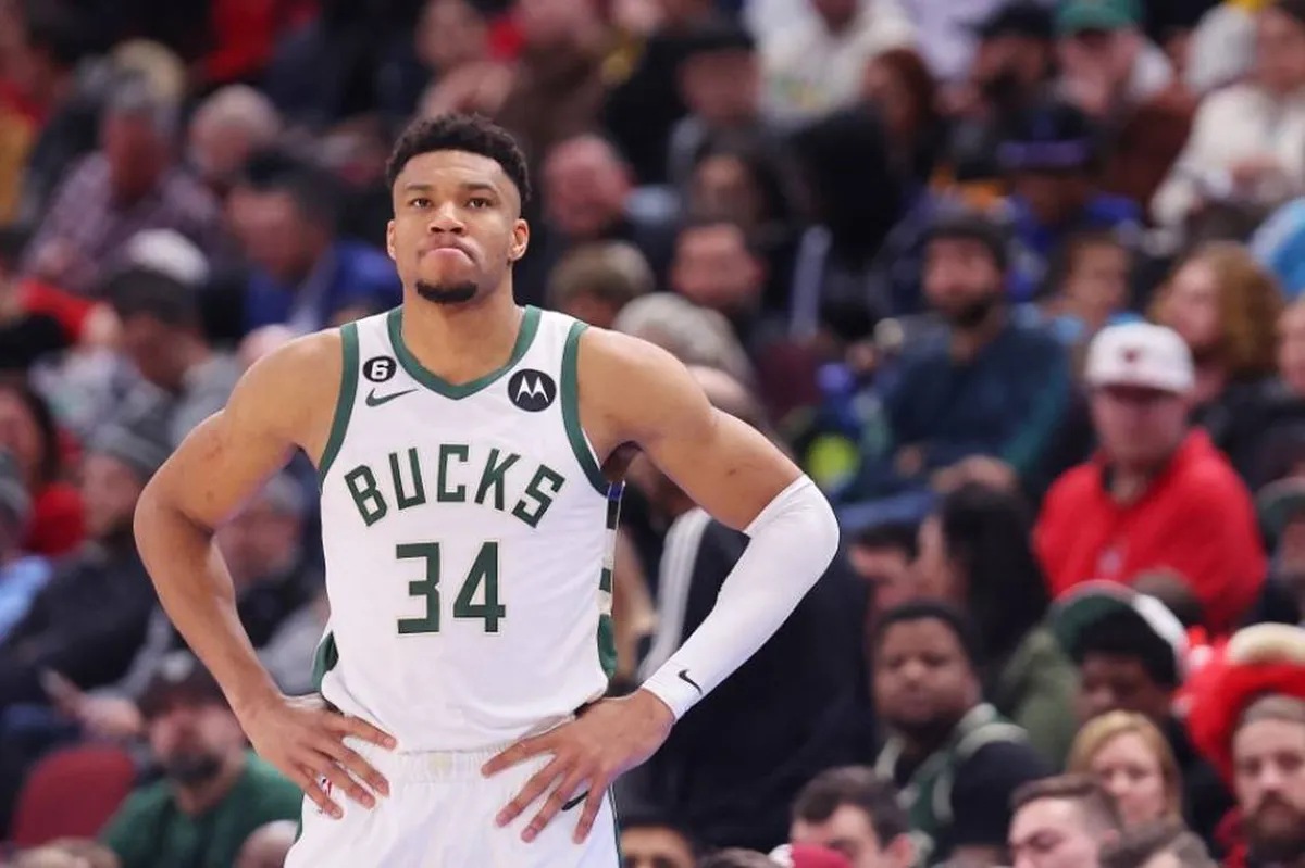 NBA: Antetokounmpo injury scare as Bucks roll to 12th straight win | ABS-CBN Sports