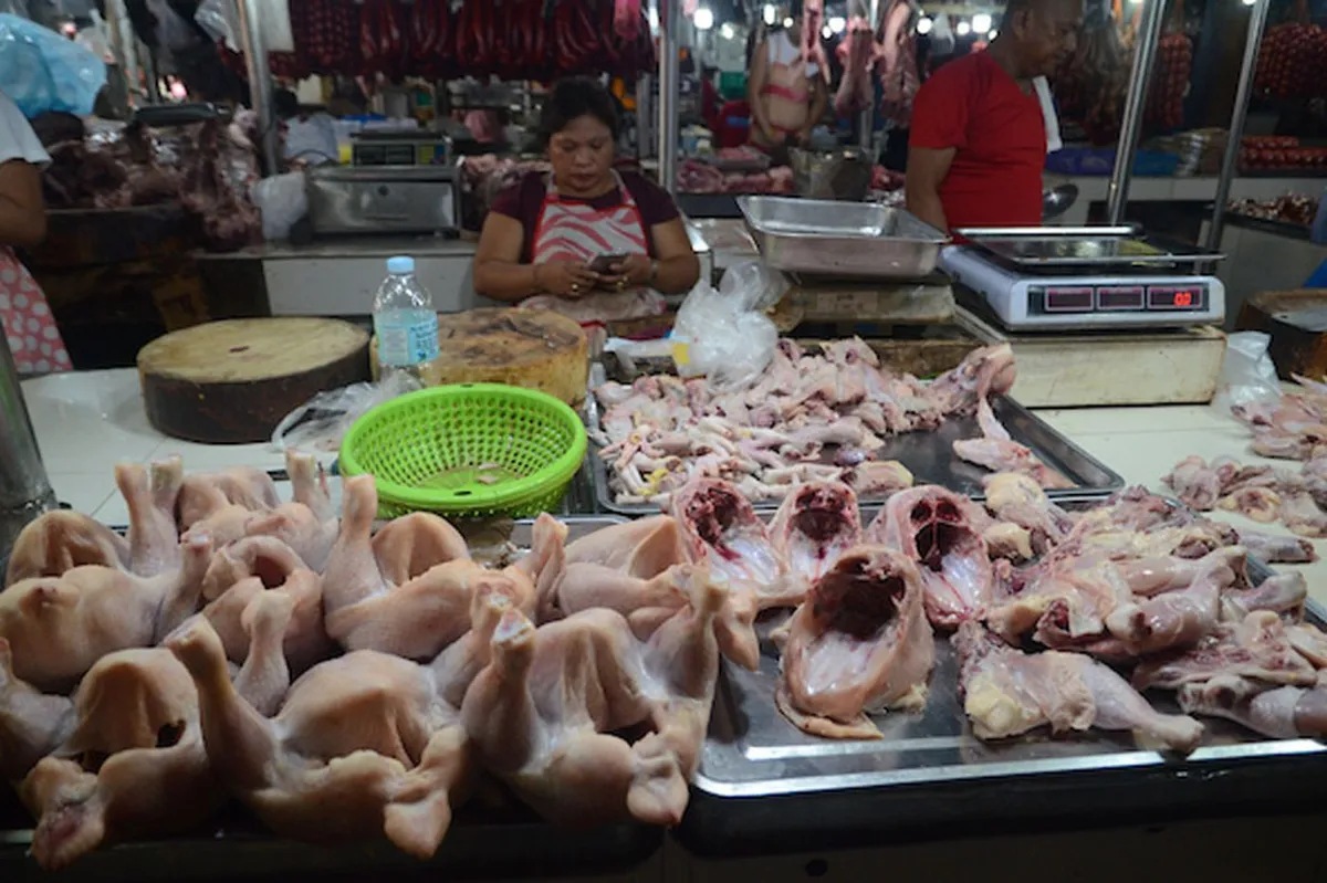 Presyo ng manok tumaas dahil sa mahal ng patuka | ABS-CBN News