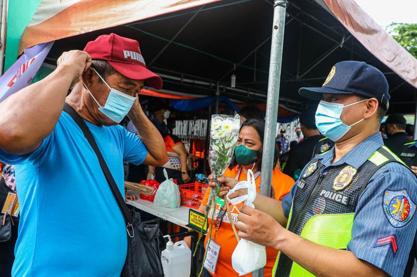 Mask on at Sangandaan Public cemetery | ABS-CBN News
