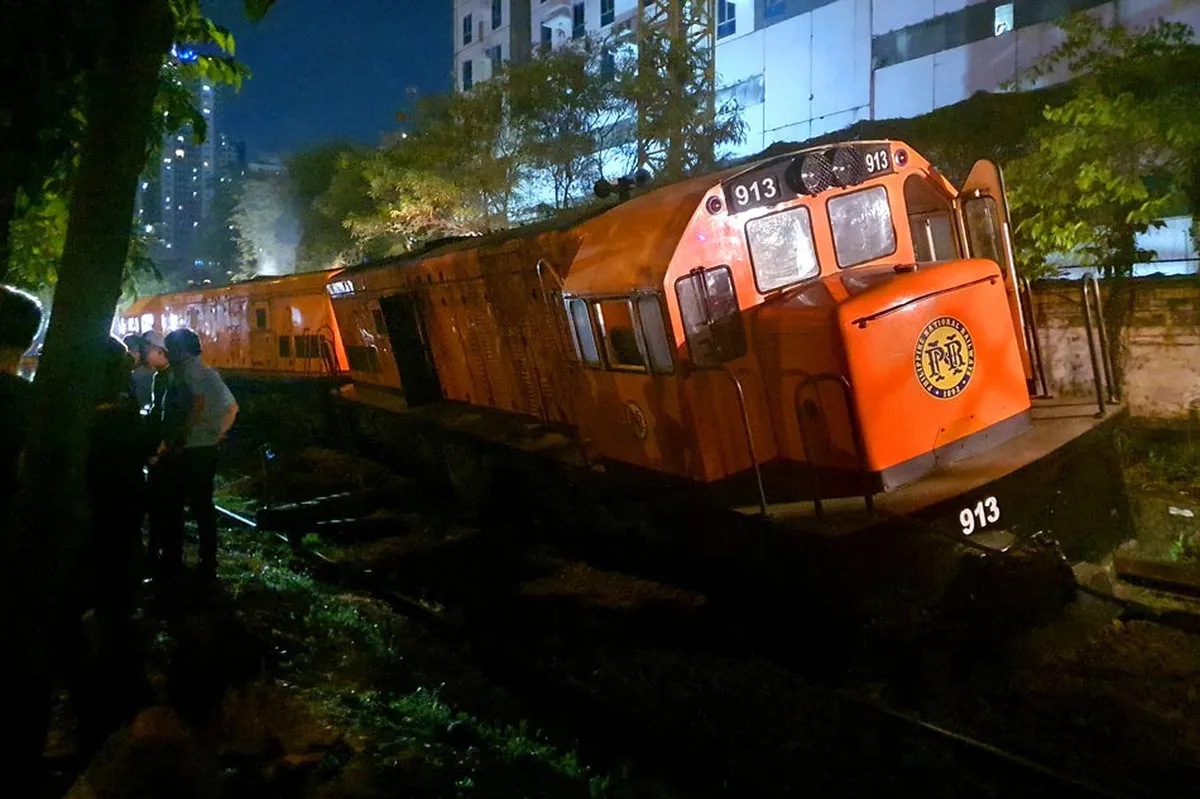 Nadiskaril na tren ng PNR sa Makati, nakahambalang pa rin | ABS-CBN News