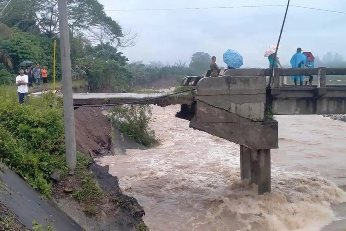 Bahagi ng bayan ng Monkayo, Davao de Oro, apektado ng baha at landslide ...