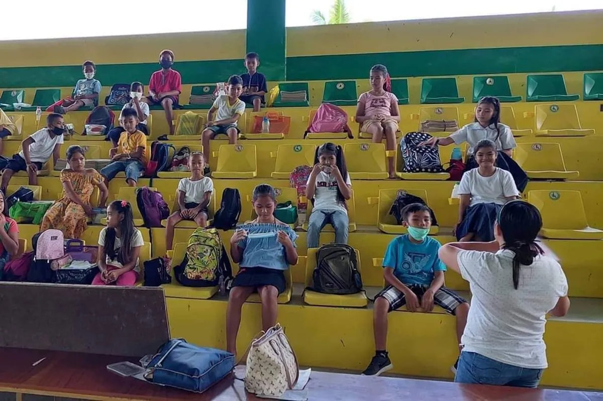 Mga estudyante ng isang paaralan sa Quezon, sa sabungan nag-aaral | ABS ... Mga estudyante ng isang paaralan sa Quezon, sa sabungan nag-aaral | ABS ...