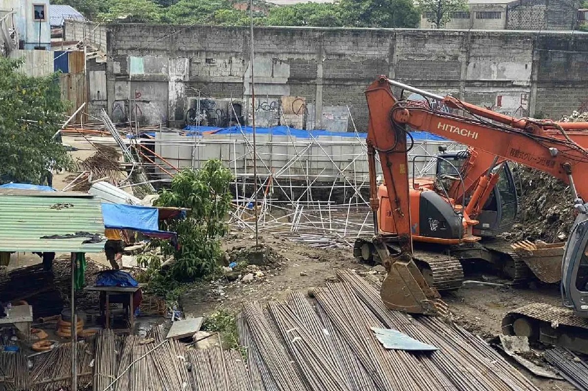 1 patay, 10 sugatan sa gumuhong bahagi ng itinatayong Quezon City housing project | ABS-CBN News