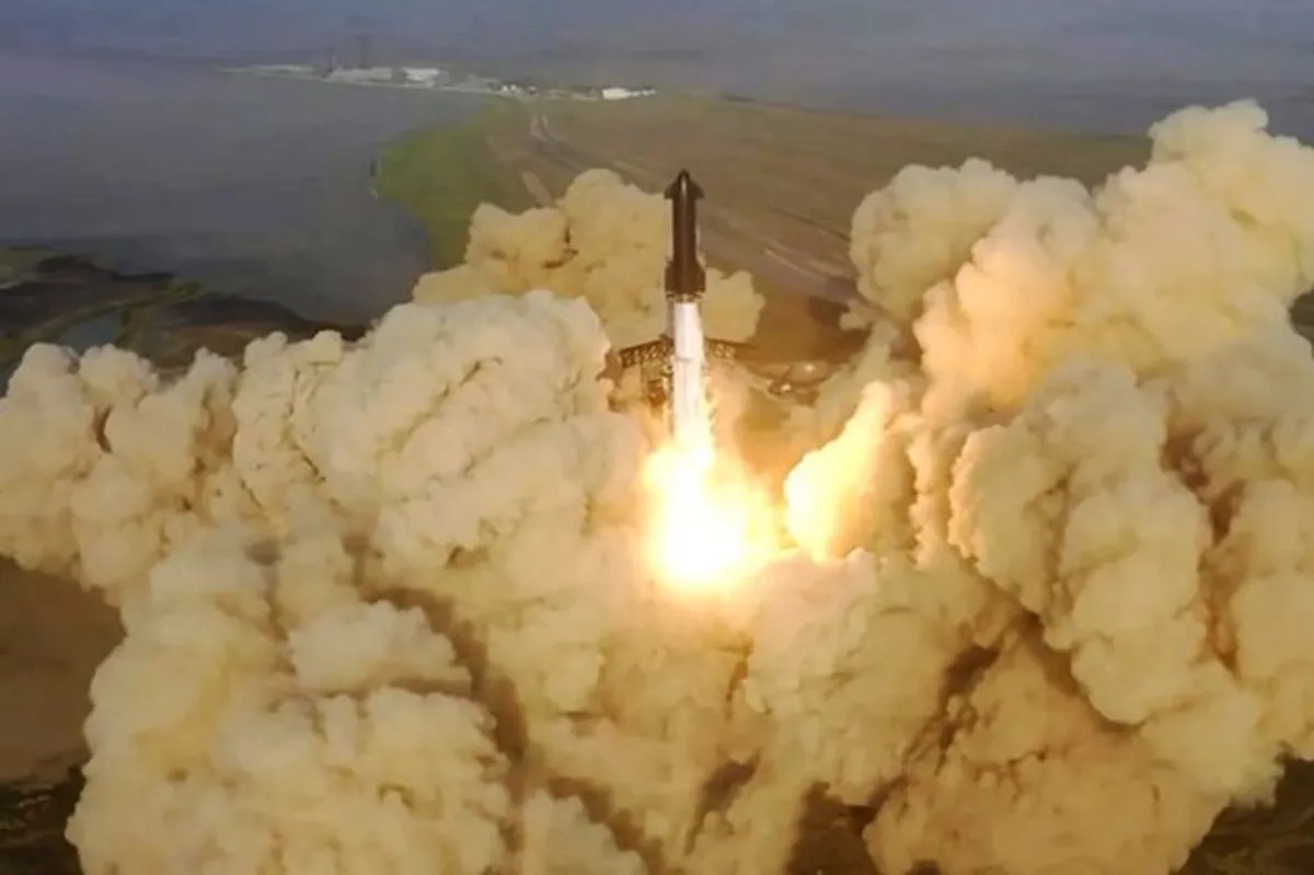 Giant SpaceX rocket leaves crater, serious damage at Texas base | ABS-CBN
