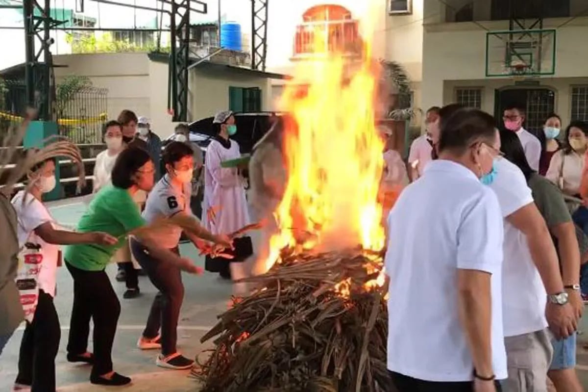 Pagsasagawa ng 'Sunog Sala' para sa Ash Wednesday | ABS-CBN News