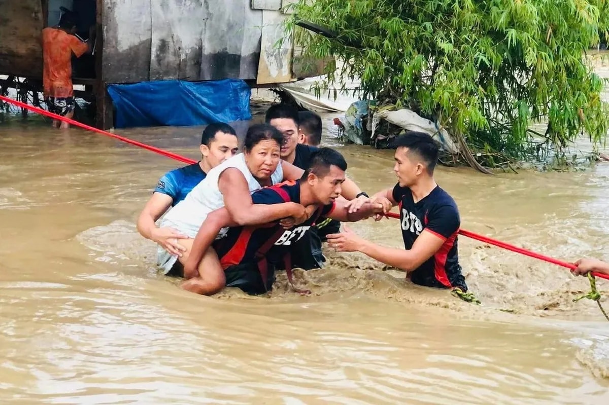 More than 1,800 people flee homes as flash floods hit Cebu | ABS-CBN News