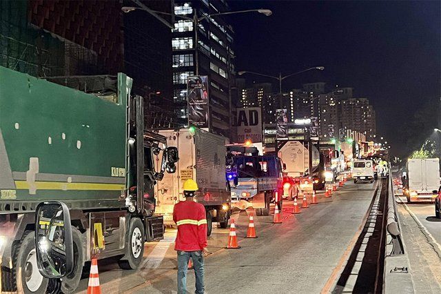 Matinding trapiko naranasan sa inaayos na daan sa C5 Ortigas flyover ...