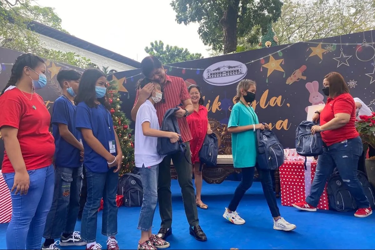 Marcos leads launch of gov't Christmas gift-giving program | ABS-CBN News