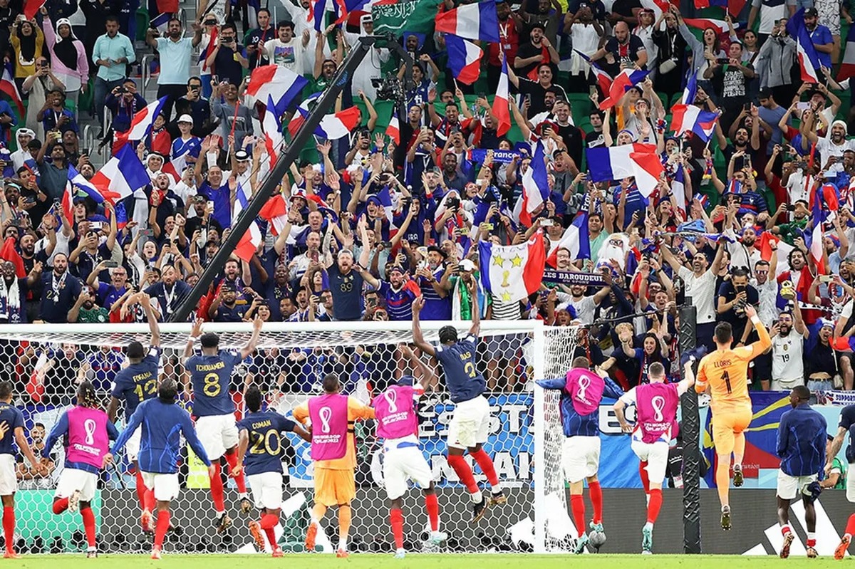 Football: Mbappe double fires France into World Cup quarter-finals ...