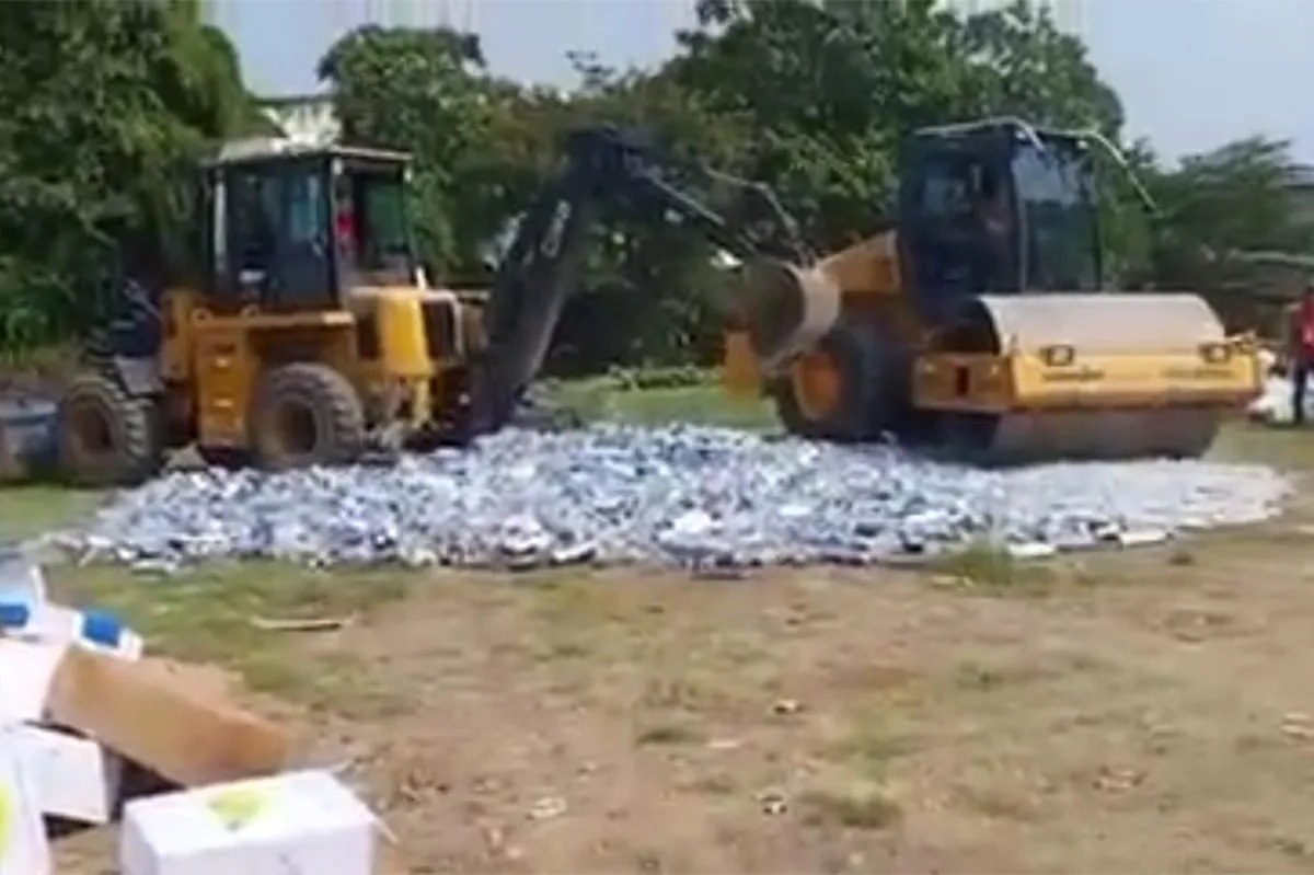 138 kahon ng pekeng sigarilyo sinira sa Santiago, Isabela | ABS-CBN News 138 kahon ng pekeng sigarilyo sinira sa Santiago, Isabela | ABS-CBN News