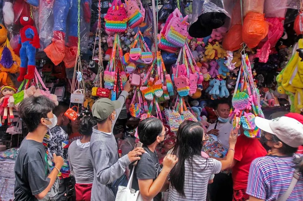 Shoppers crowd Divisoria days before Christmas | ABS-CBN News