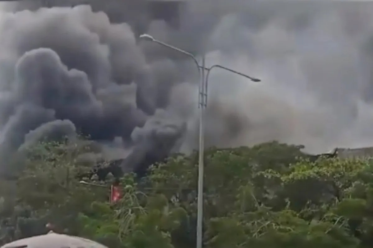 Sunog sumiklab sa gusali sa Navotas City | ABS-CBN News Sunog sumiklab sa gusali sa Navotas City | ABS-CBN News