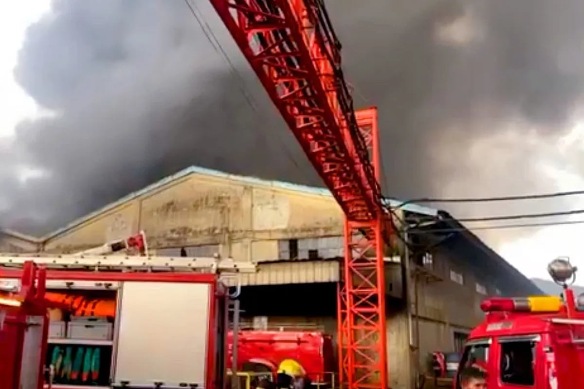 Fire hits factory in Valenzuela | ABS-CBN News
