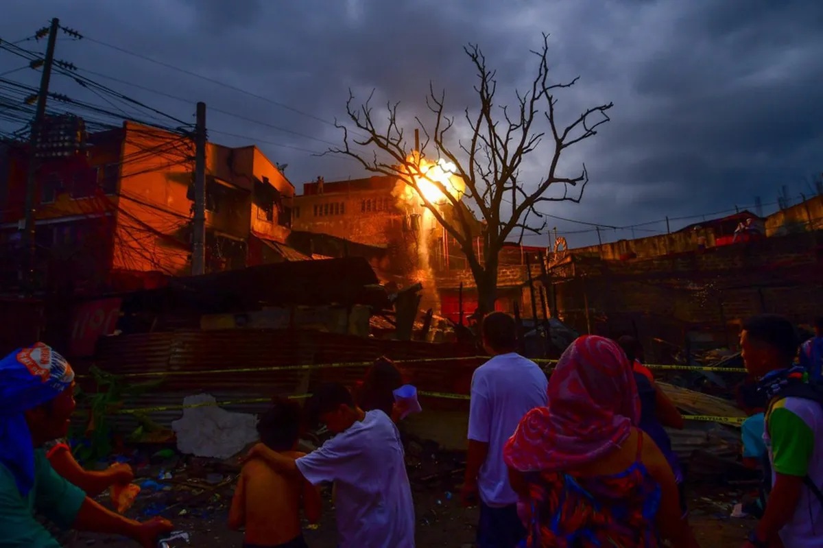 Sunog sumiklab sa talipapa sa QC; 10 pamilya, 40 vendors apektado | ABS-CBN News