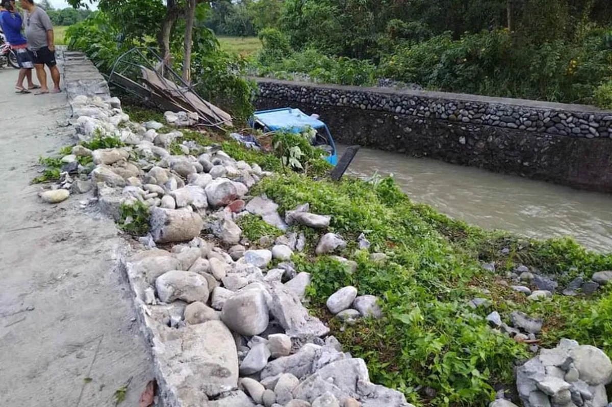 Trak nahulog sa kanal sa Kalinga; 2 patay | ABS-CBN News Trak nahulog sa kanal sa Kalinga; 2 patay | ABS-CBN News