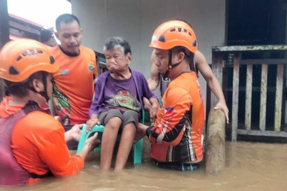 Residents rescued as floodwaters rise in Eastern Samar | ABS-CBN News