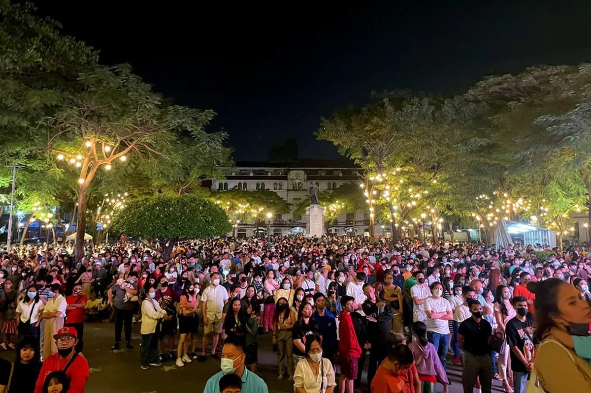 Devotees flock to Manila Cathedral before Christmas | ABS-CBN News