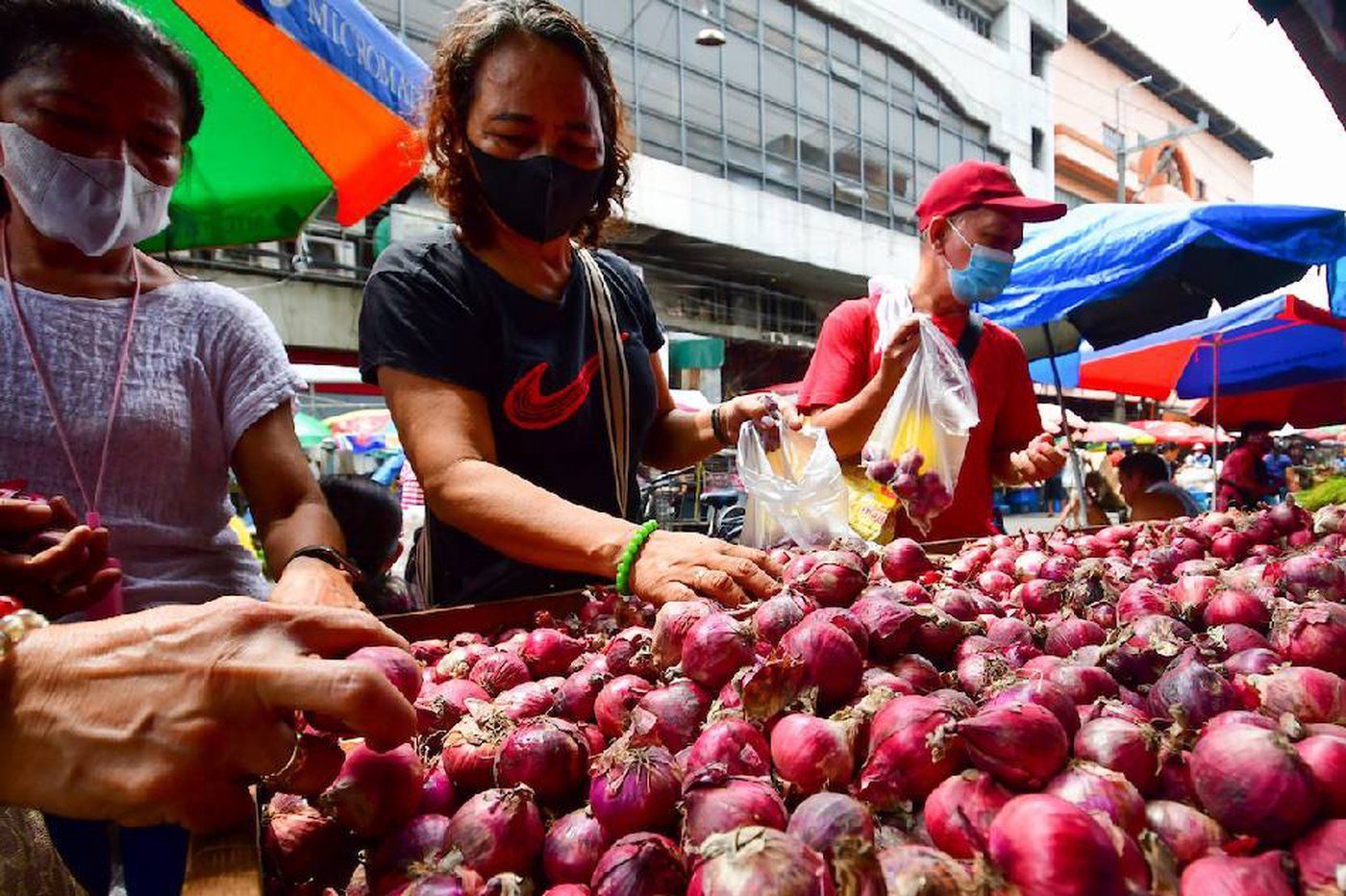 Presyo ng sibuyas, umabot sa P500 kada kilo sa ilang palengke | ABS-CBN News