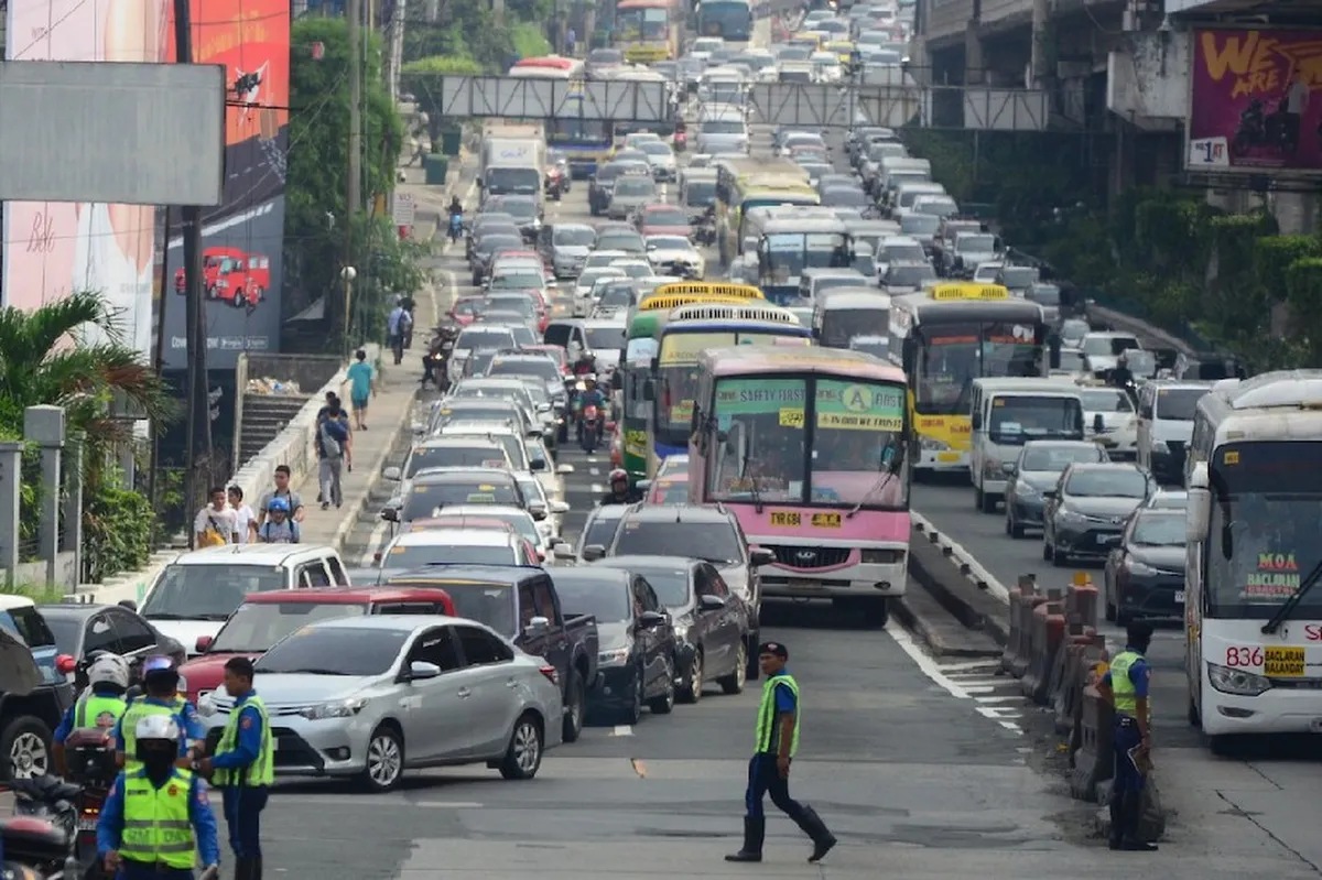 MMDA nag-inspeksyon sa mga bus terminal sa EDSA; 1,500 enforcers ide ...