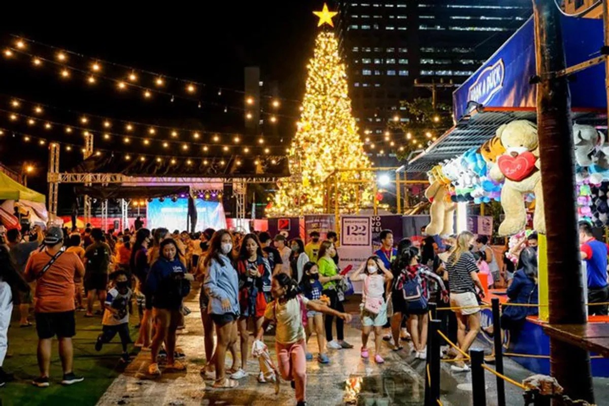 Araneta City lights 100-foot Christmas tree during 'Christmas Like No ...