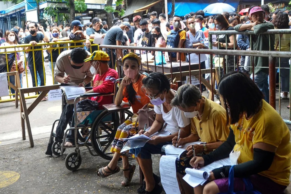 People flock to Comelec headquarters for voter registration | ABS-CBN News