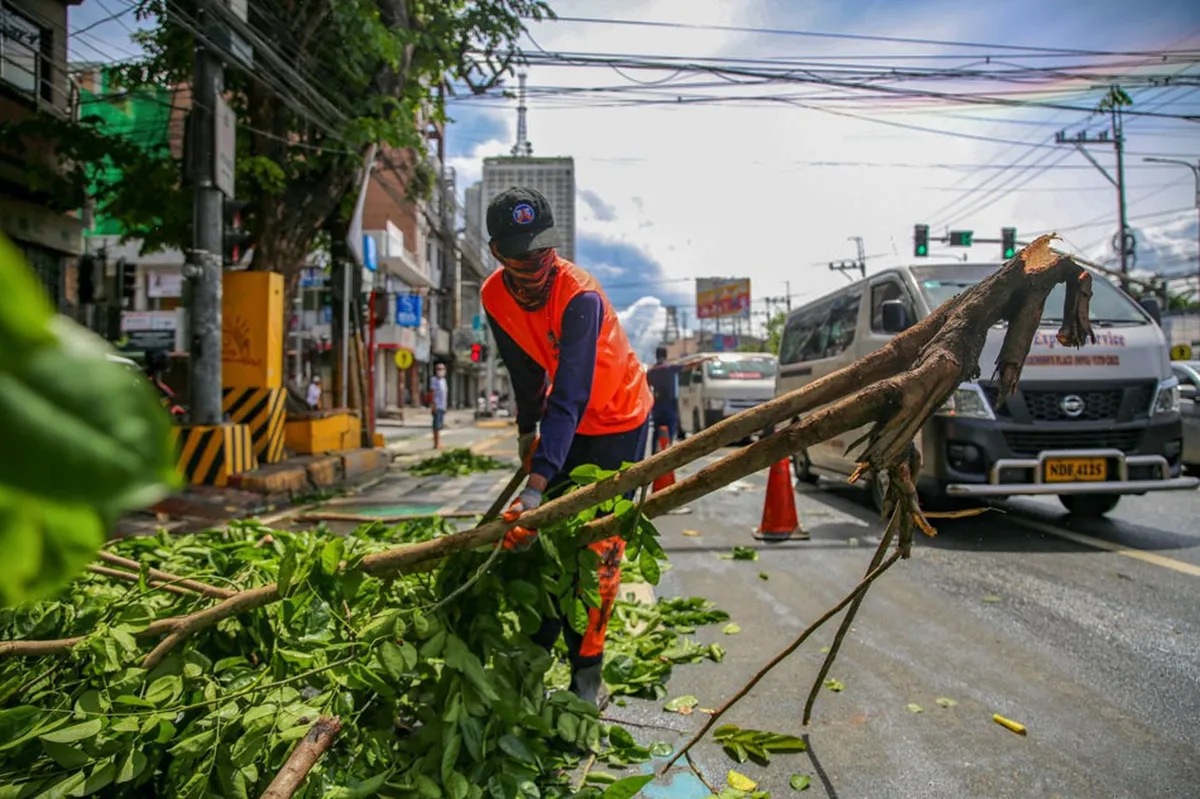 Road clearing along Espana Avenue | ABS-CBN News