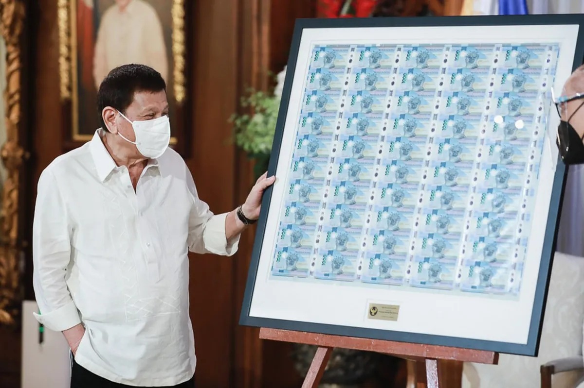 Folded banknotes usable for transactions: BSP | ABS-CBN News
