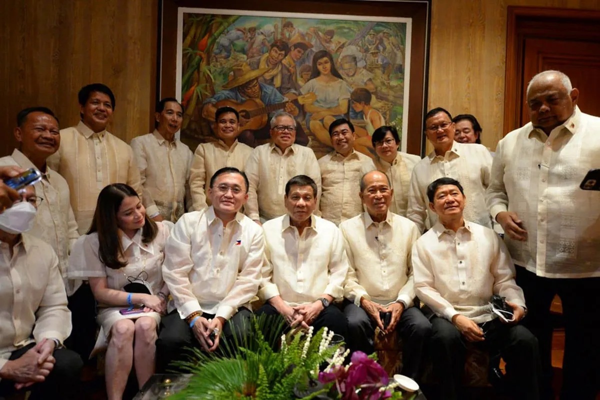 LOOK: Duterte meets Cabinet members for last time before term ends ...