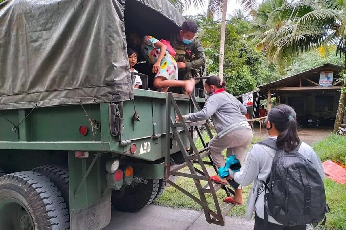Soldiers help residents flee Mt. Bulusan eruption | ABS-CBN News