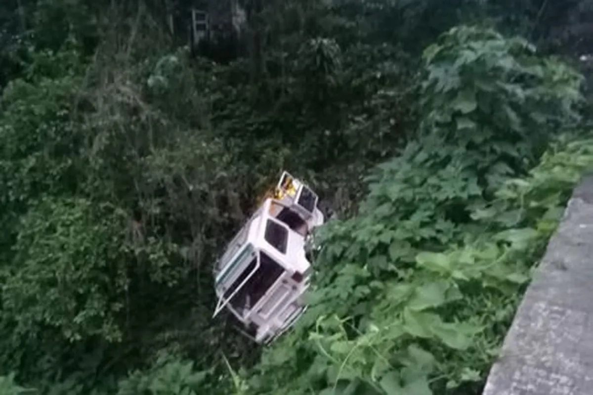 Sasakyan nahulog sa bangin sa Benguet; 2 estudyante patay, 1 sugatan ... Sasakyan nahulog sa bangin sa Benguet; 2 estudyante patay, 1 sugatan ...