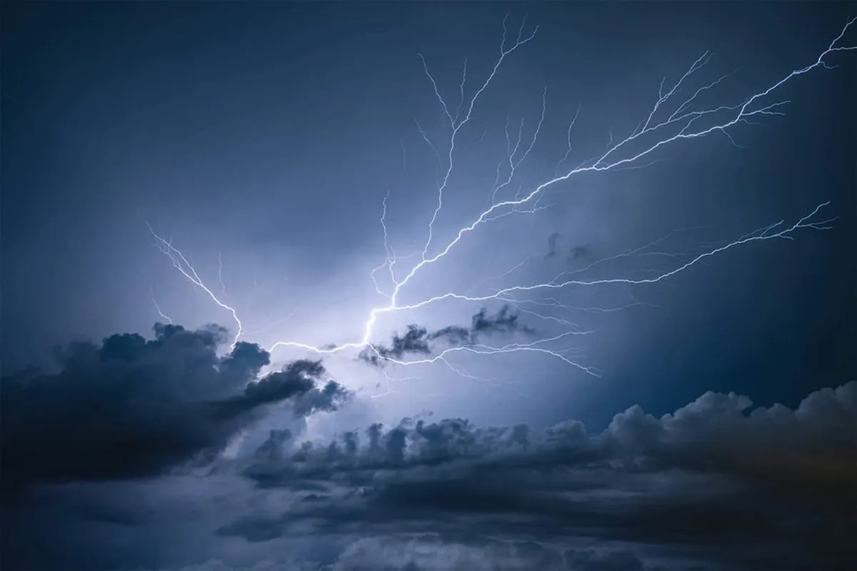 Lightning strike near White House leaves 4 in critical condition | ABS-CBN