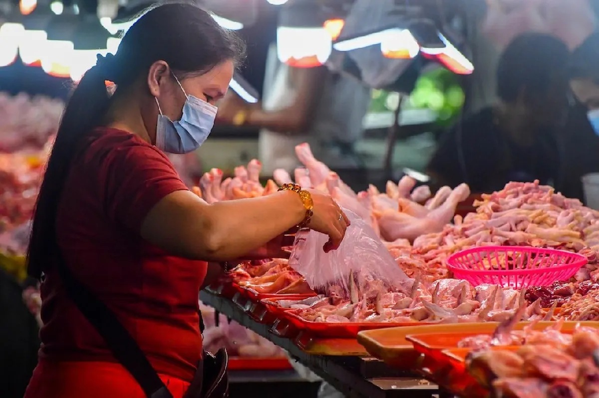 Presyo ng manok bumaba sa ilang pamilihan sa Metro Manila | ABS-CBN News