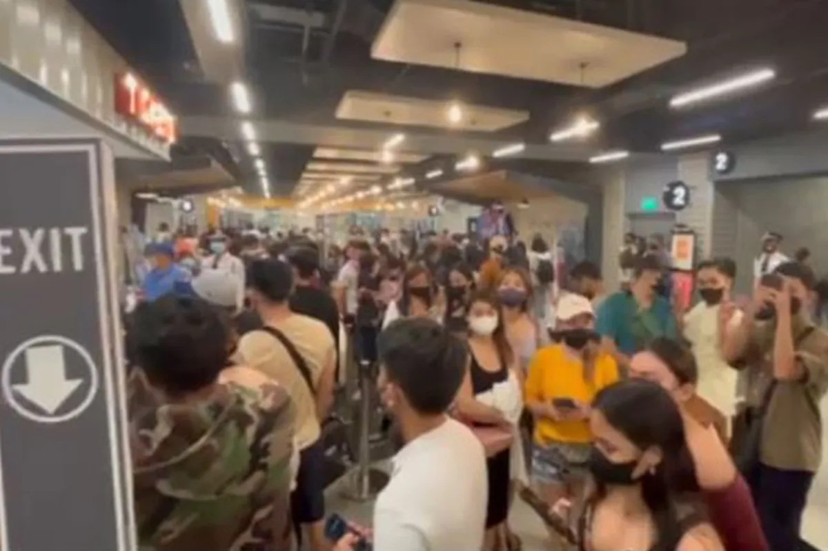 LOOK: Long lines at SM Fairview for 'Katips', 'Maid in Malacanang ...