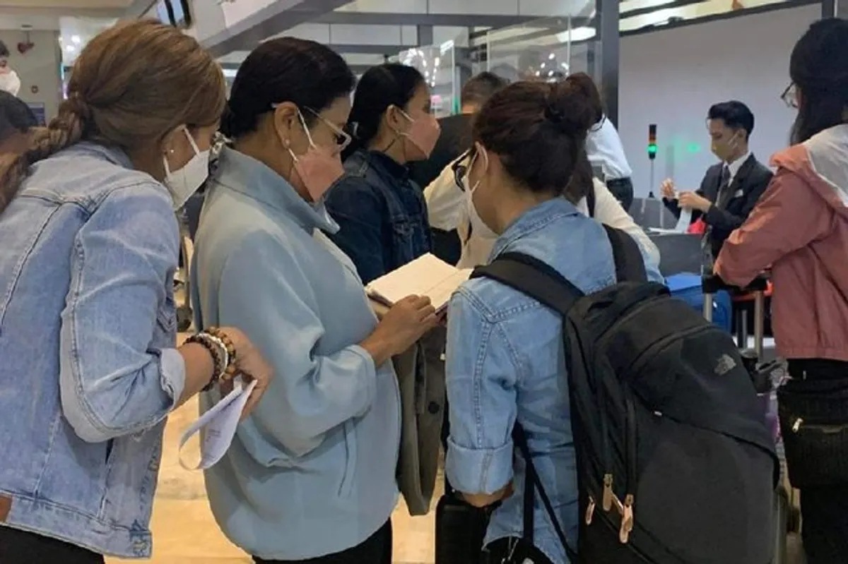 LOOK: Robredo, daughters depart for US for Jillian's graduation | ABS ...