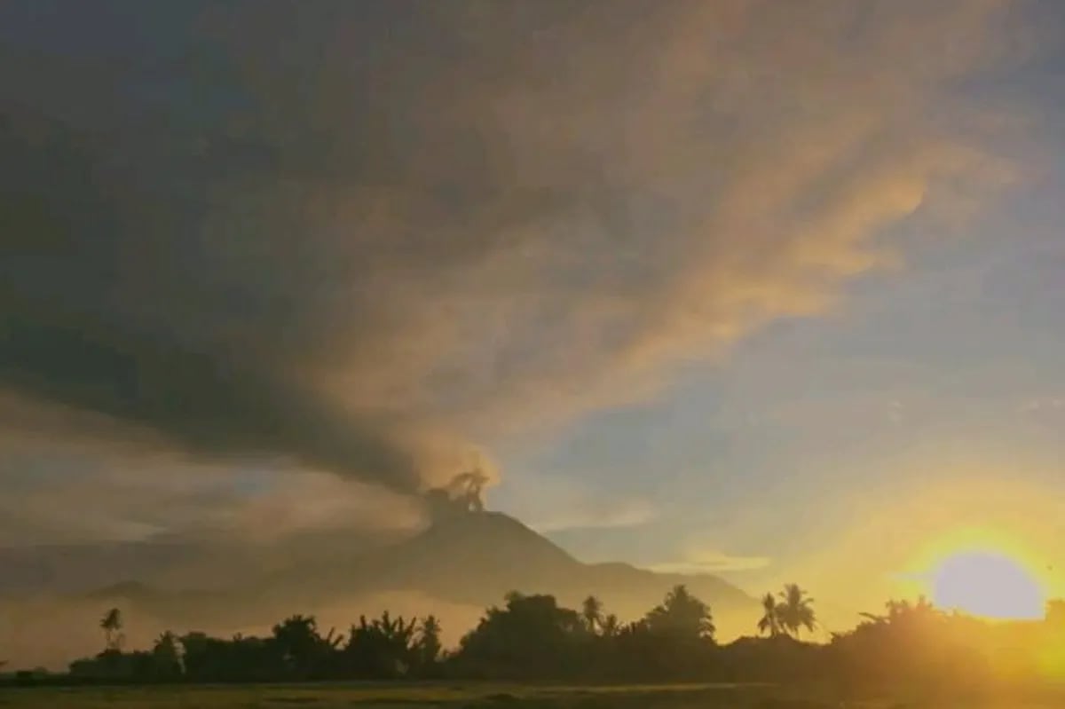 Mt. Bulusan erupts anew; ashfall hits 12 barangays in Juban, Sorsogon ...