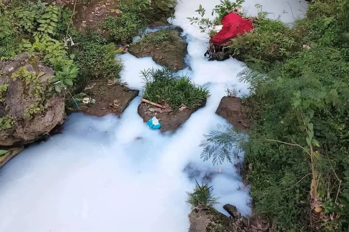 Pagputi ng tubig sa ilog ikinabahala ng ilang residente ng Borbon, Cebu ...