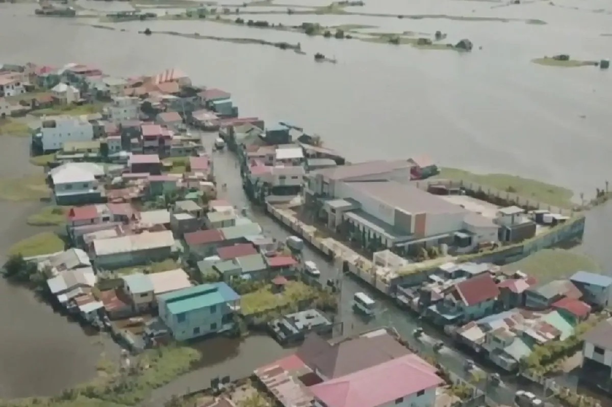 Baha sumalubong sa unang araw ng klase sa Macabebe | ABS-CBN News