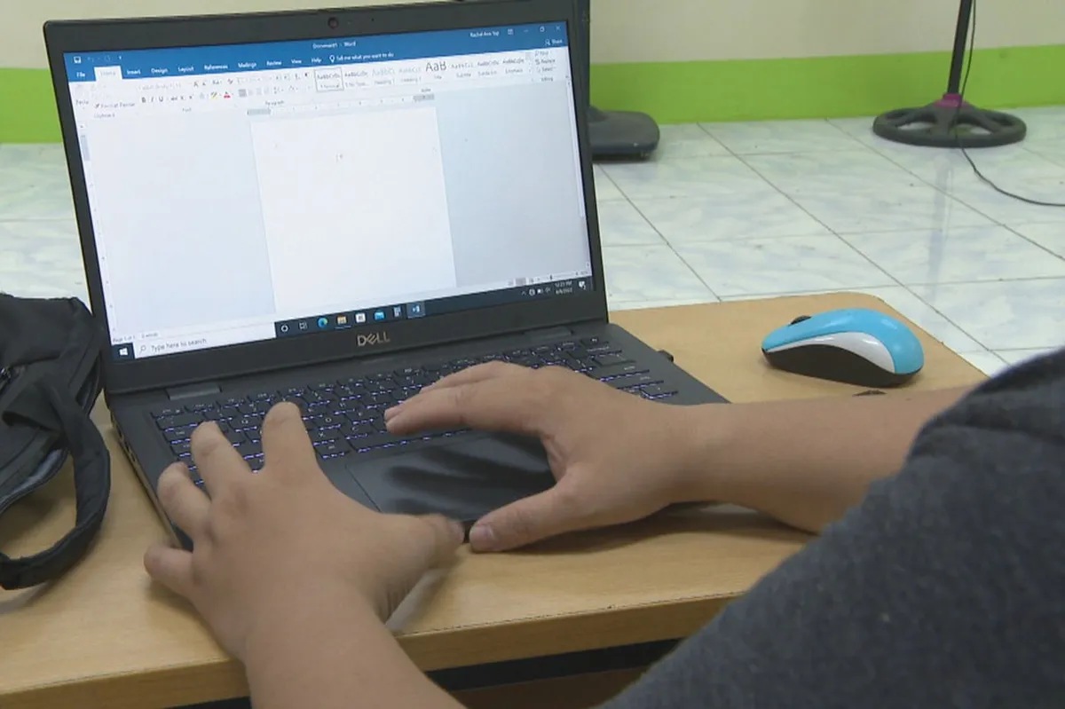 DepEd official aminadong may mga 'butas' ang P2.4-B laptop project ...