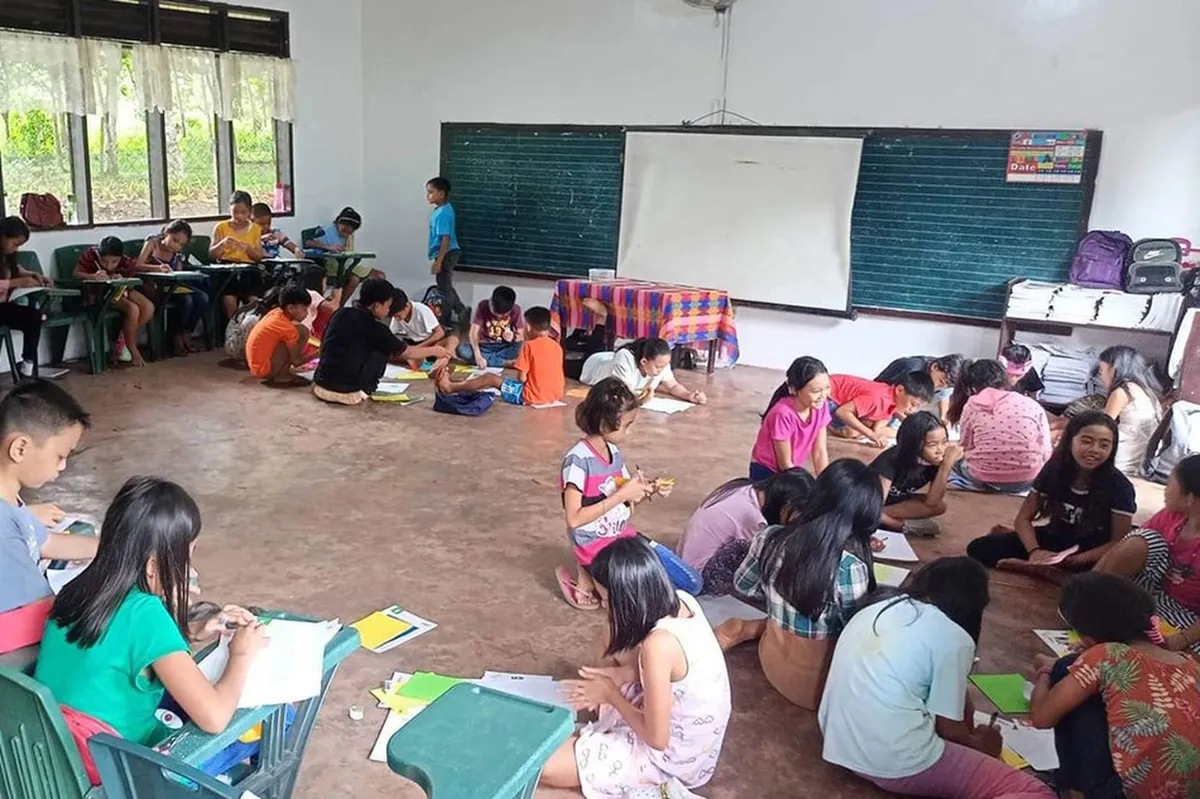 'Walang upuan': Mga estudyante sa paaralan sa Davao Oriental, sa sahig ...