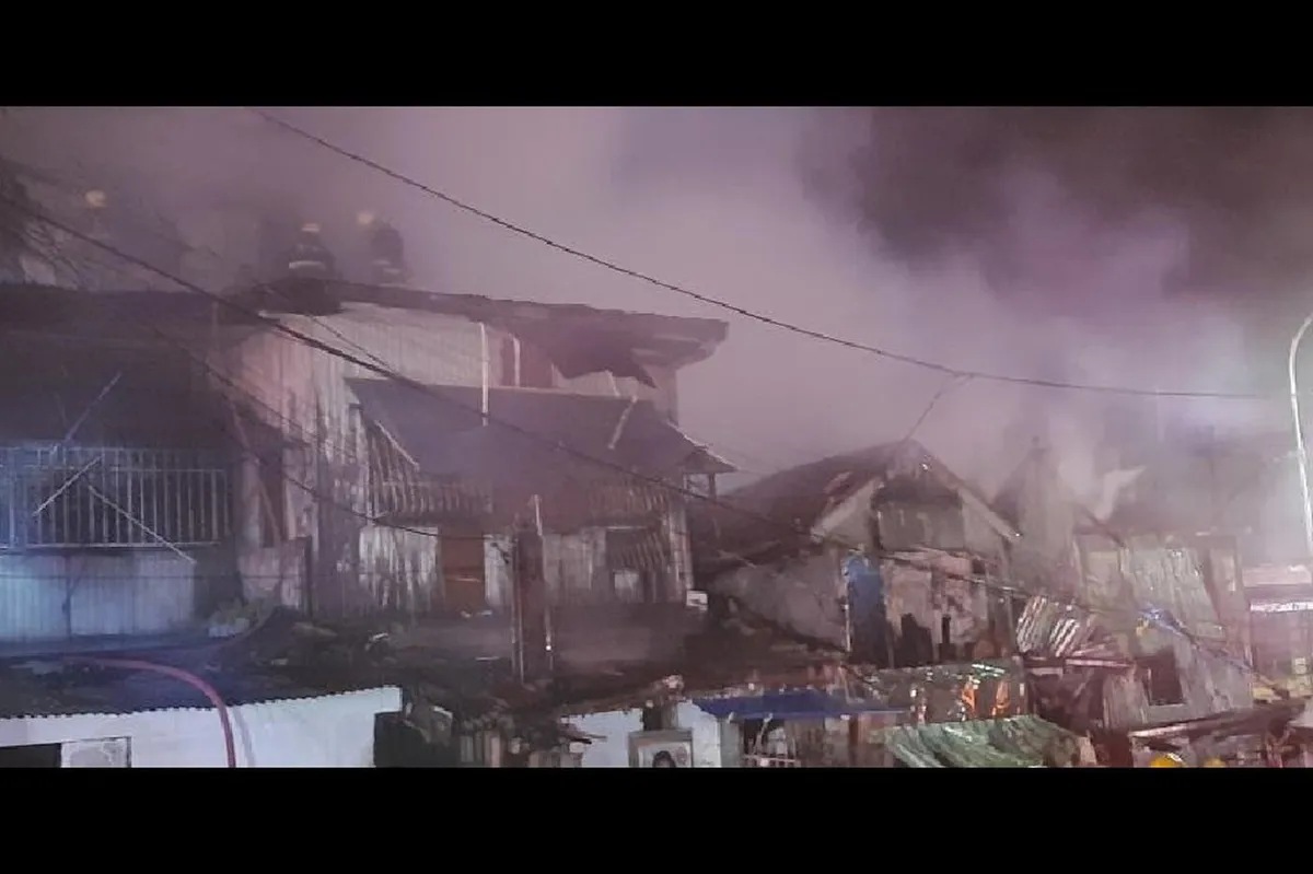 Sunog sumiklab sa residential area sa Kamuning; 31 pamilya nawalan ng ...
