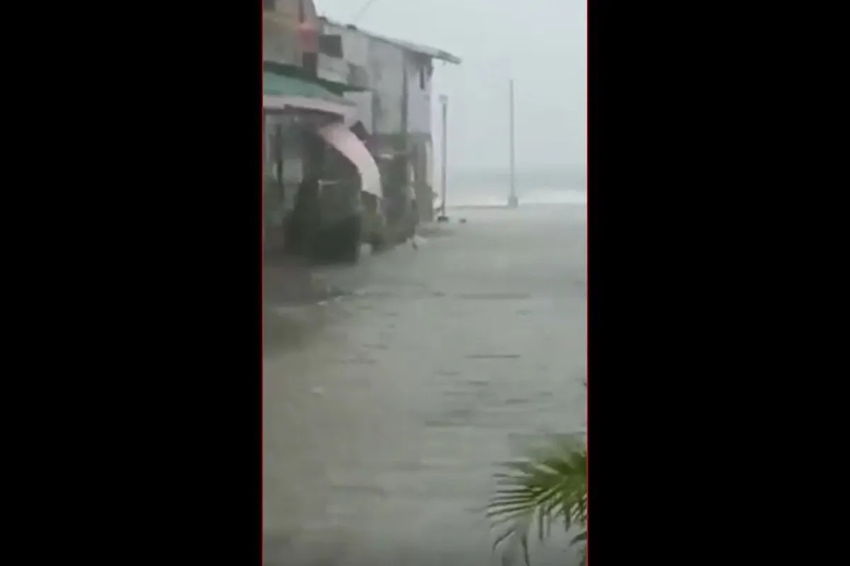 Storm surge: Mga bahay sa Polillo, Quezon pinasok ng tubig-dagat | ABS ...